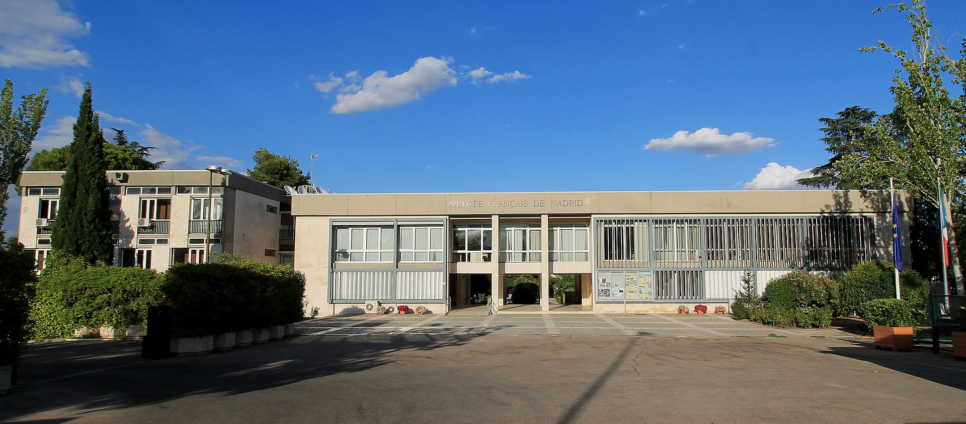 CENTROS EDUCATIVOS – CYPSA – Expertos en puertas desde 1984